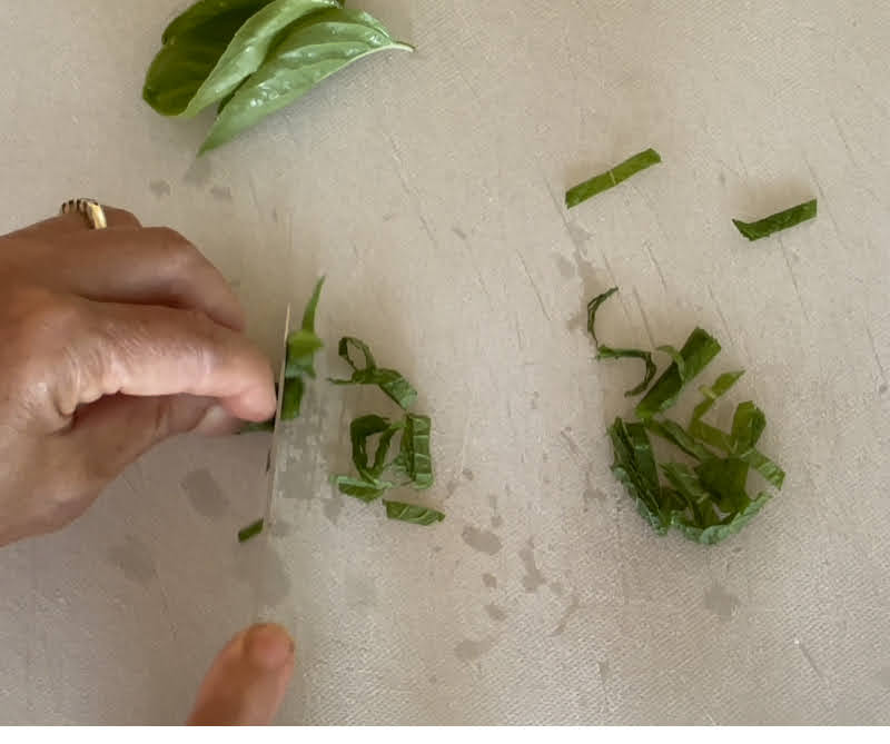 How to “chiffonade” herbs - sammywongskitchen